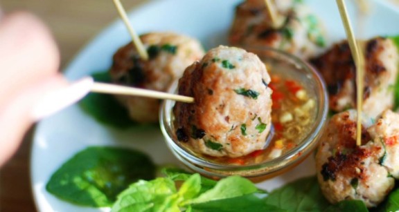 Delicious Spicy Asian Meatballs With Thai Vinaigrette Dipping Sauce